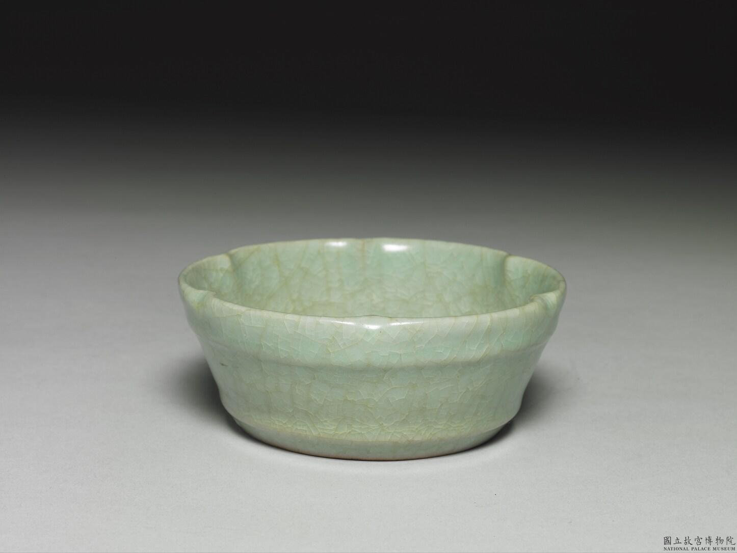 Washer with hibiscus-shaped rim in celadon glaze, Longquan ware ...