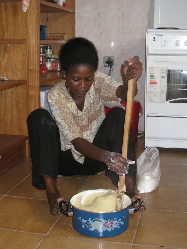 Premières leçons de cuisine congolaise - Manu & Flo en RDC