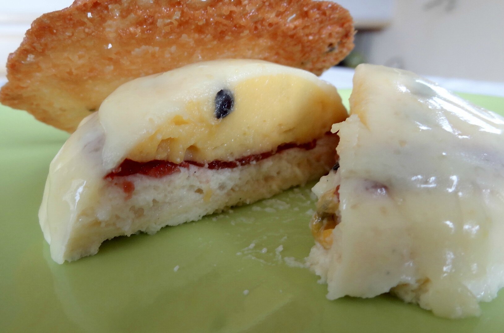 Bûche Fruits de la Passion Mangue Coco Framboise et Dacquoise Amande ...