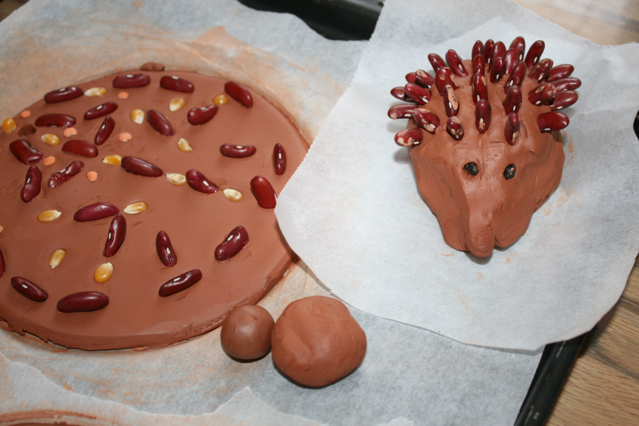 Créations en argile avec des graines ( enfants de 4 ans et demi, 7 et 8 ...