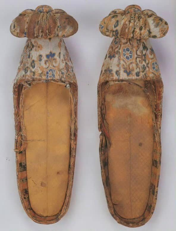 Shoes in brocade with a pattern of flowers, Tang dynasty - Alain.R.Truong