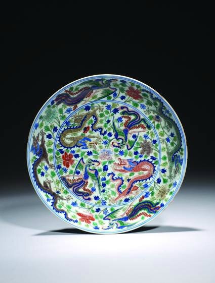 Coupe en porcelaine décorée en bleu sous couverte et émaux polychromes ...