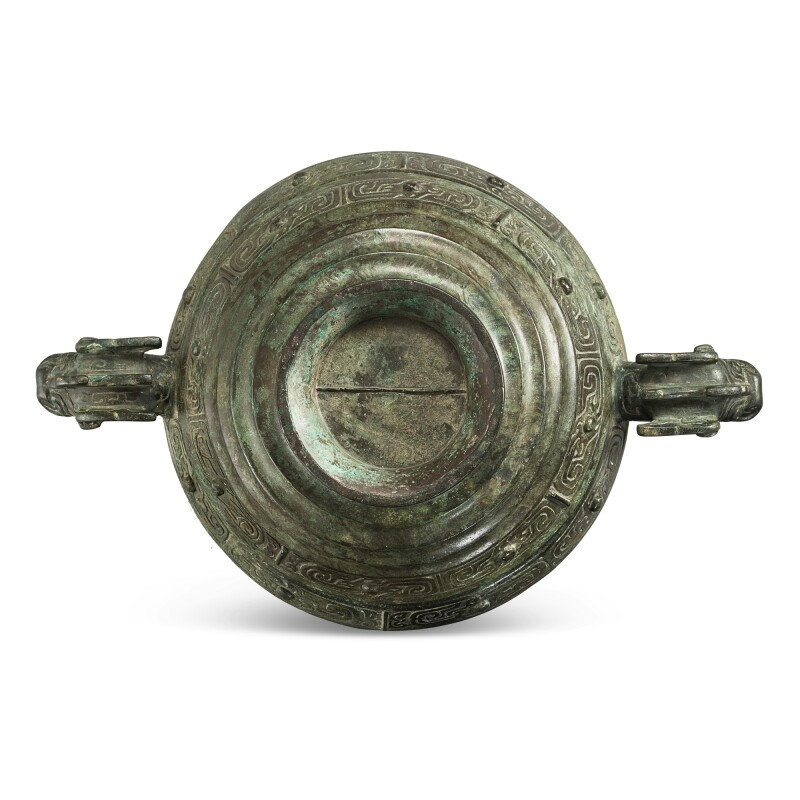 A large archaic bronze ritual food vessel and cover, gui, Western Zhou dynasty (1050-771 BC ...