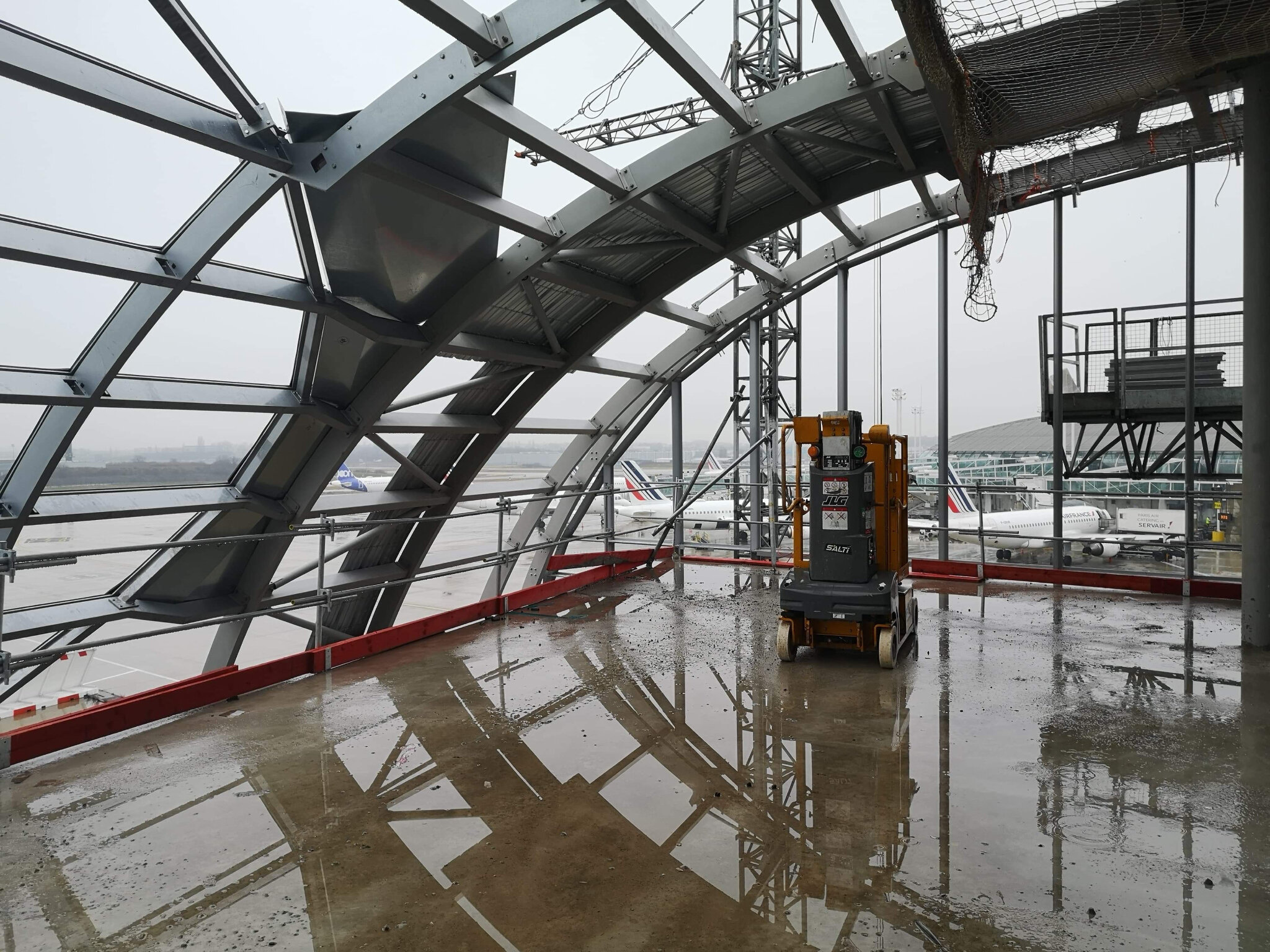 L’intérieur de la structure du futur salon business Air France du T2F ...