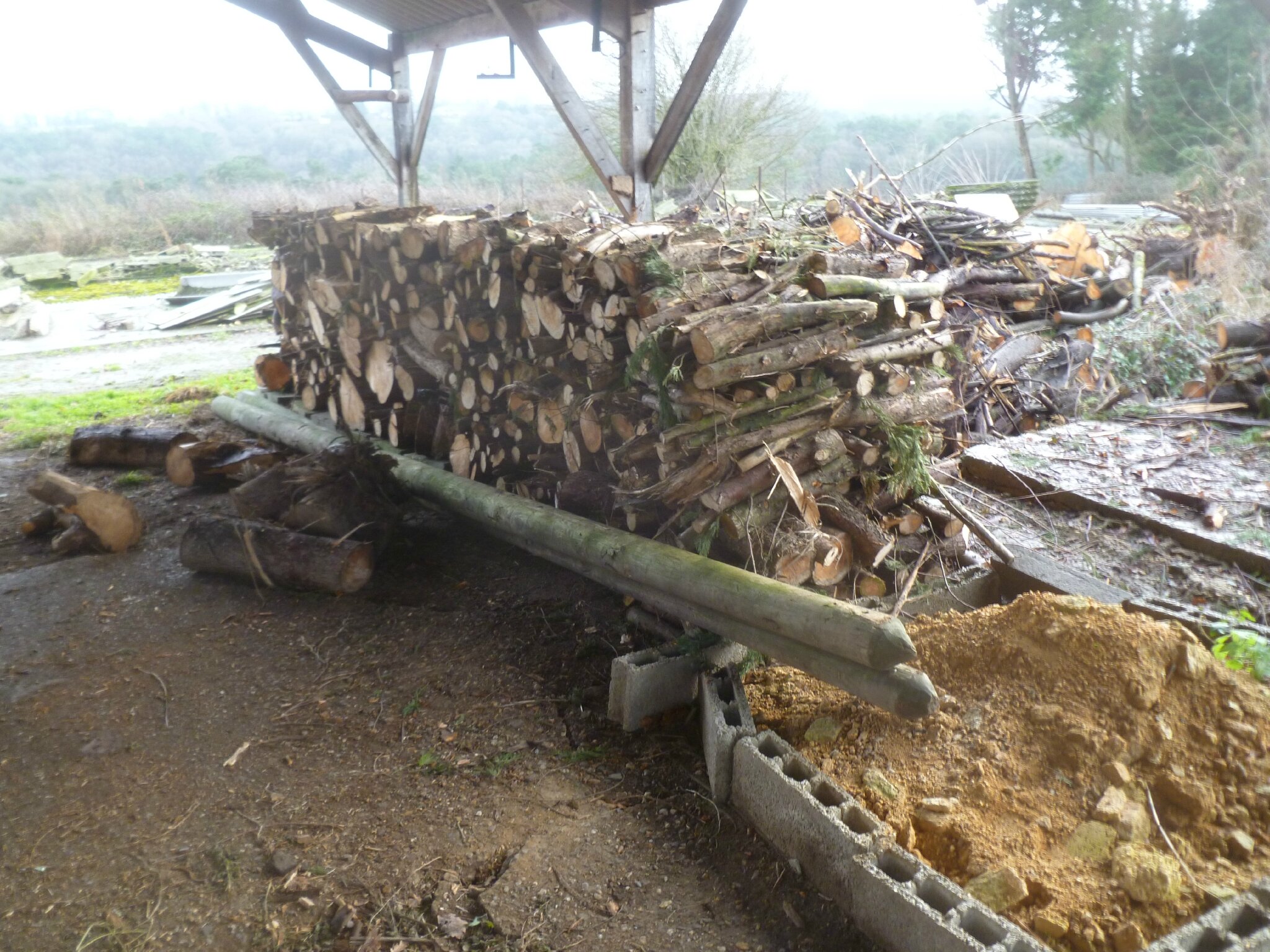 rangement bois - TREVENALEUC, un manoir breton