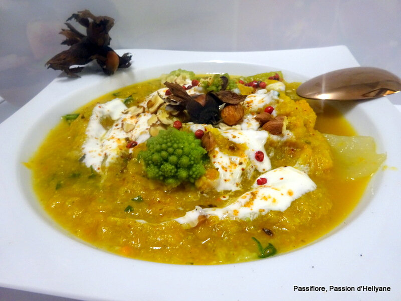 Soupe light (velouté, potage) de légumes de saison avec de la crème ...