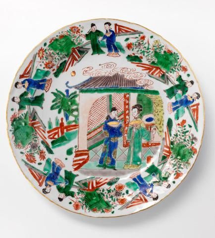 Chine. Beau plat rond à bord contourné en porcelaine, XVIIIème siècle ...
