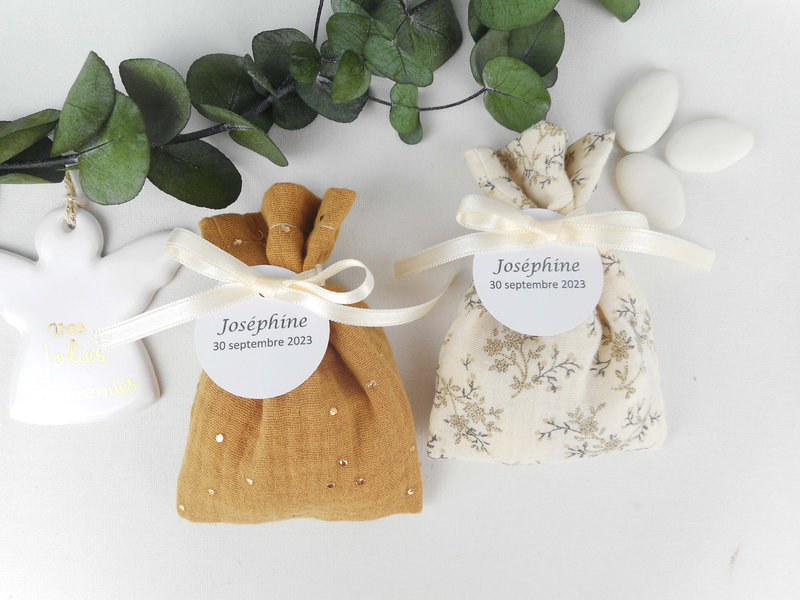 Ballotins à dragées , double gaze écru fleuri et Camel pois or , ruban ...