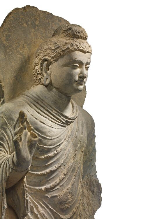 Rare statue de Bouddha Shakyamuni en schiste gris, Pakistan, ancienne region du Gandhara, IIème ...