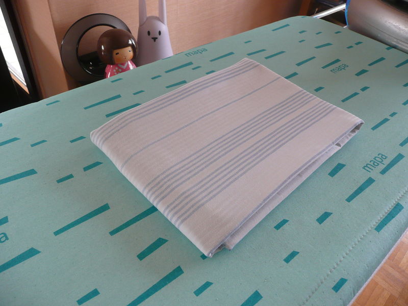 Le pliage et le repassage d'un drap housse "2 personnes" à la portée de ...