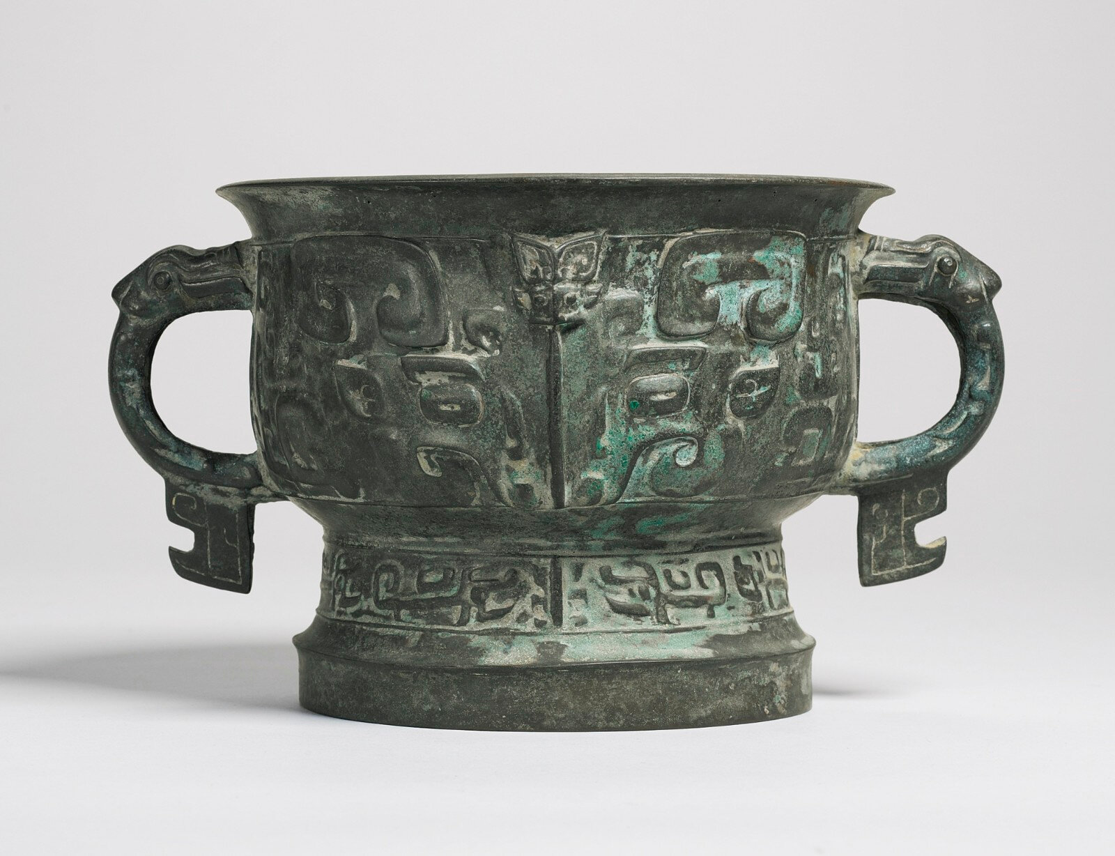 A fine bronze ritual food vessel (gui), Early Western Zhou dynasty, 11th - 10th century BC ...