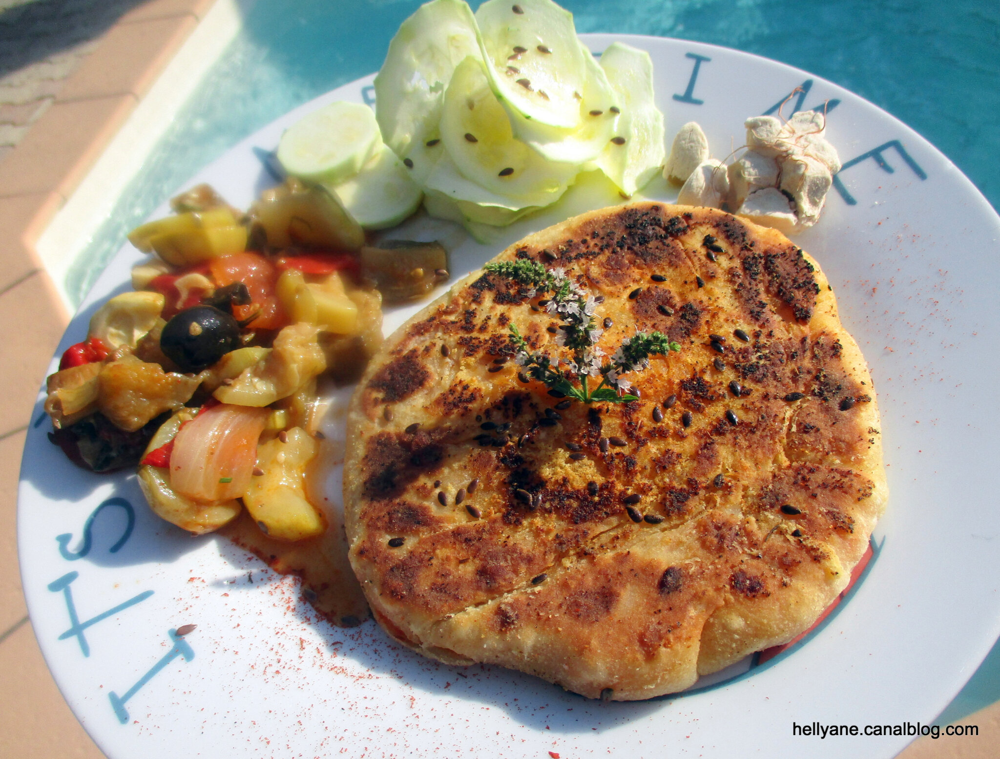 Galette au yaourt fourrée de confit de poivrons rouges et de poudre de ...