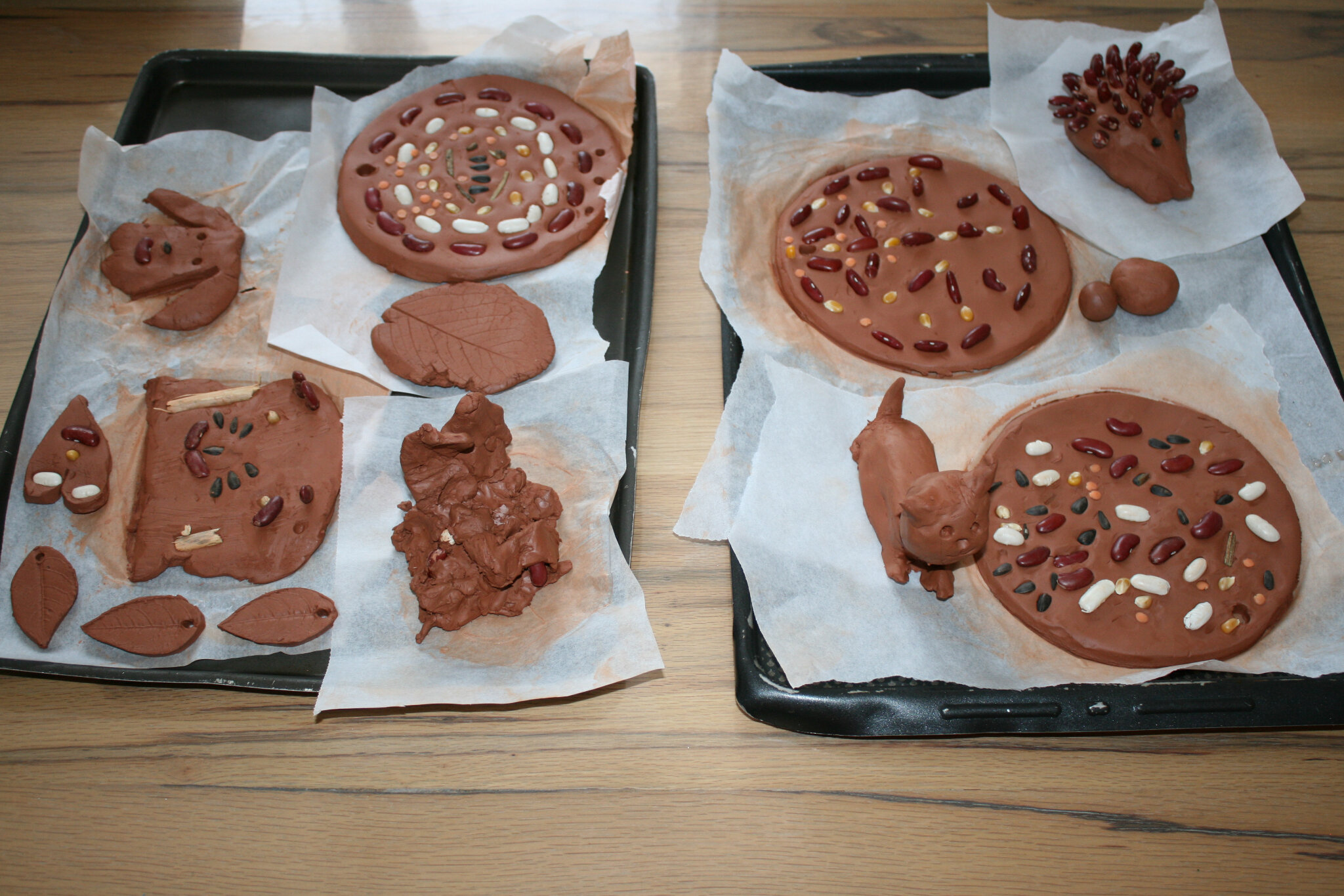 Créations en argile avec des graines ( enfants de 4 ans et demi, 7 et 8 ...