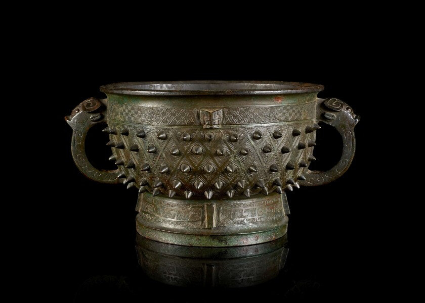 An archaic bronze ritual food vessel, gui, China, early Western Zhou dynasty (1027-770 BC ...