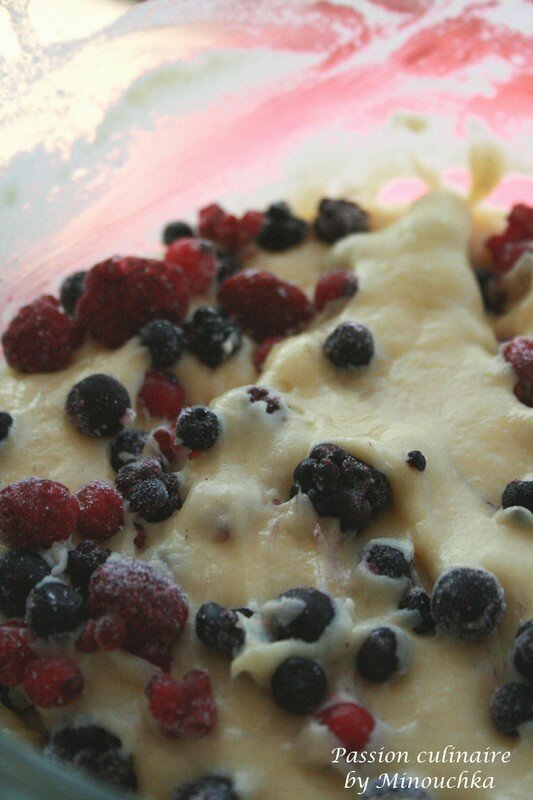 Petits cakes aux fruits rouges et à la violette - Passion culinaire by ...