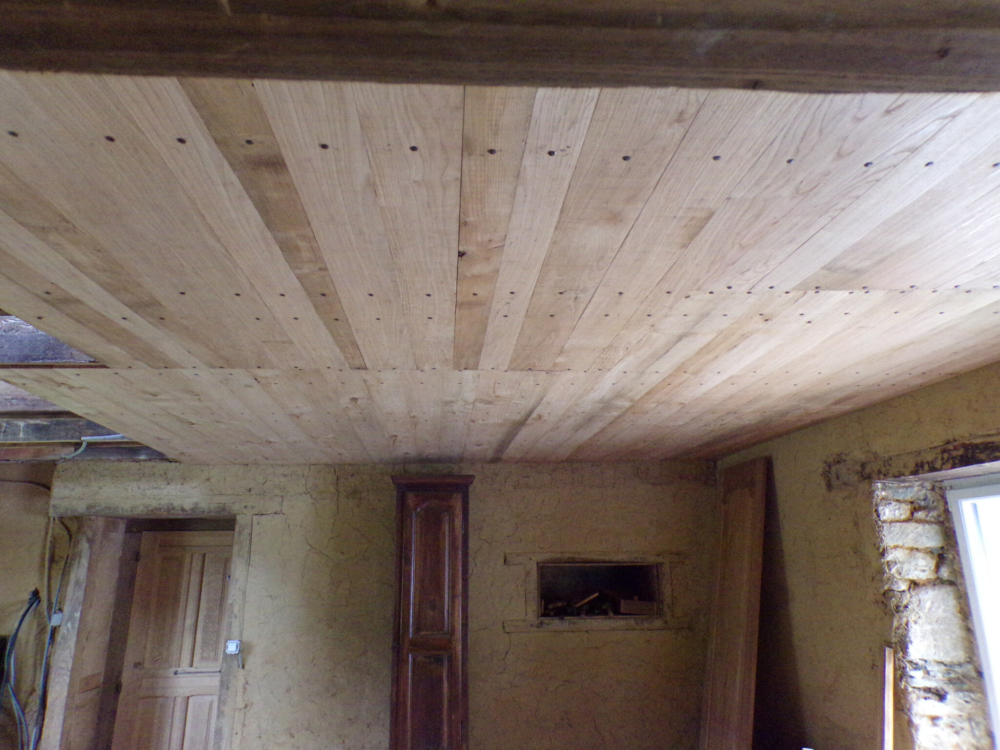 Pose d'un plafond en châtaignier. (suite) - TREVENALEUC, un manoir breton