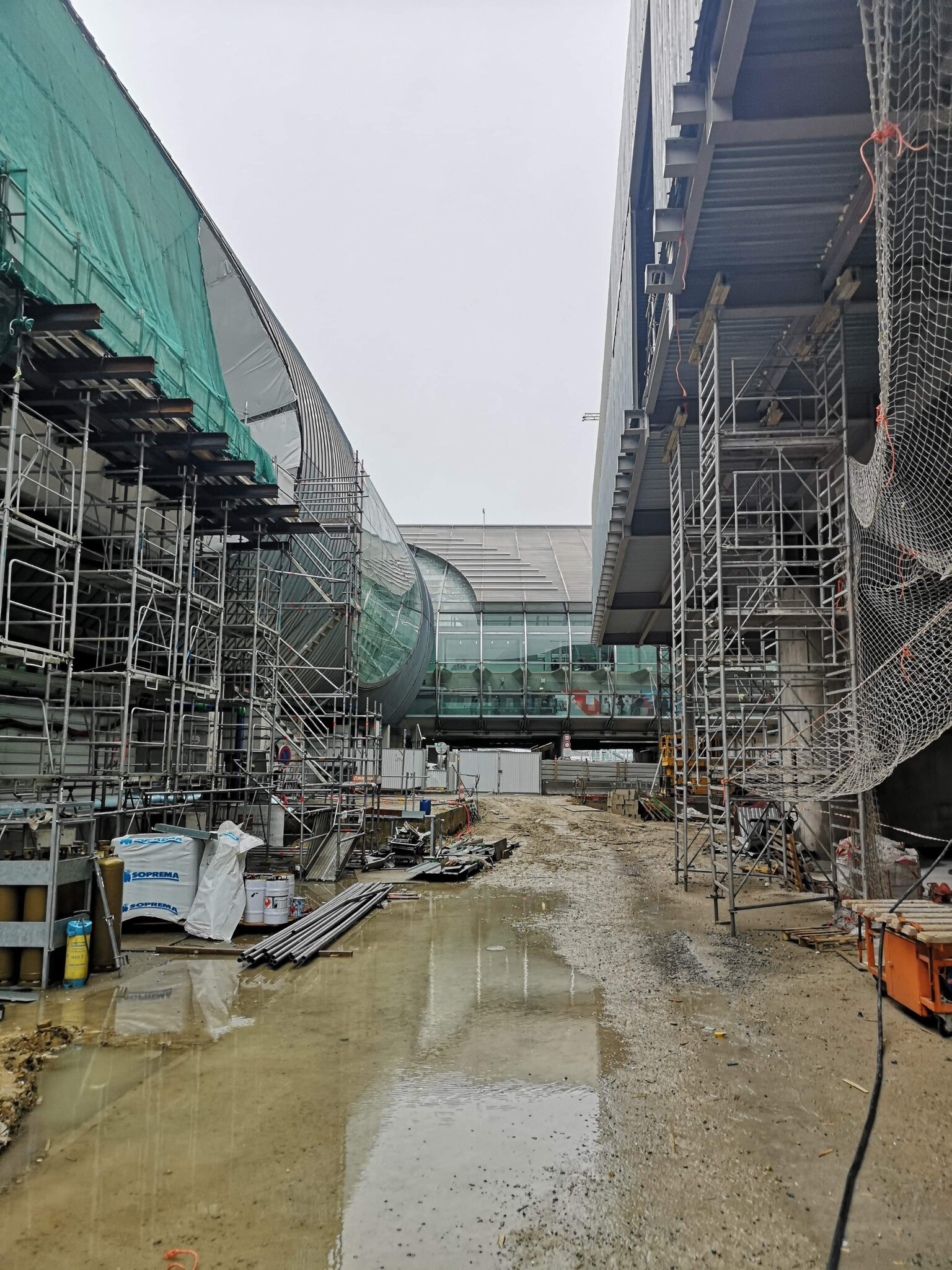 L’intérieur de la structure du futur salon business Air France du T2F ...