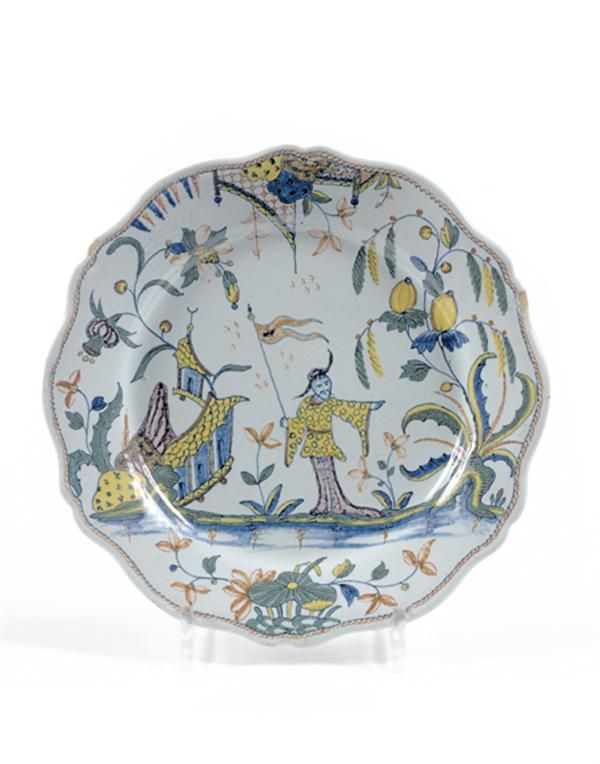 Rouen (faïence). Belle assiette à bordure festonnée. XVIIIème siècle ...