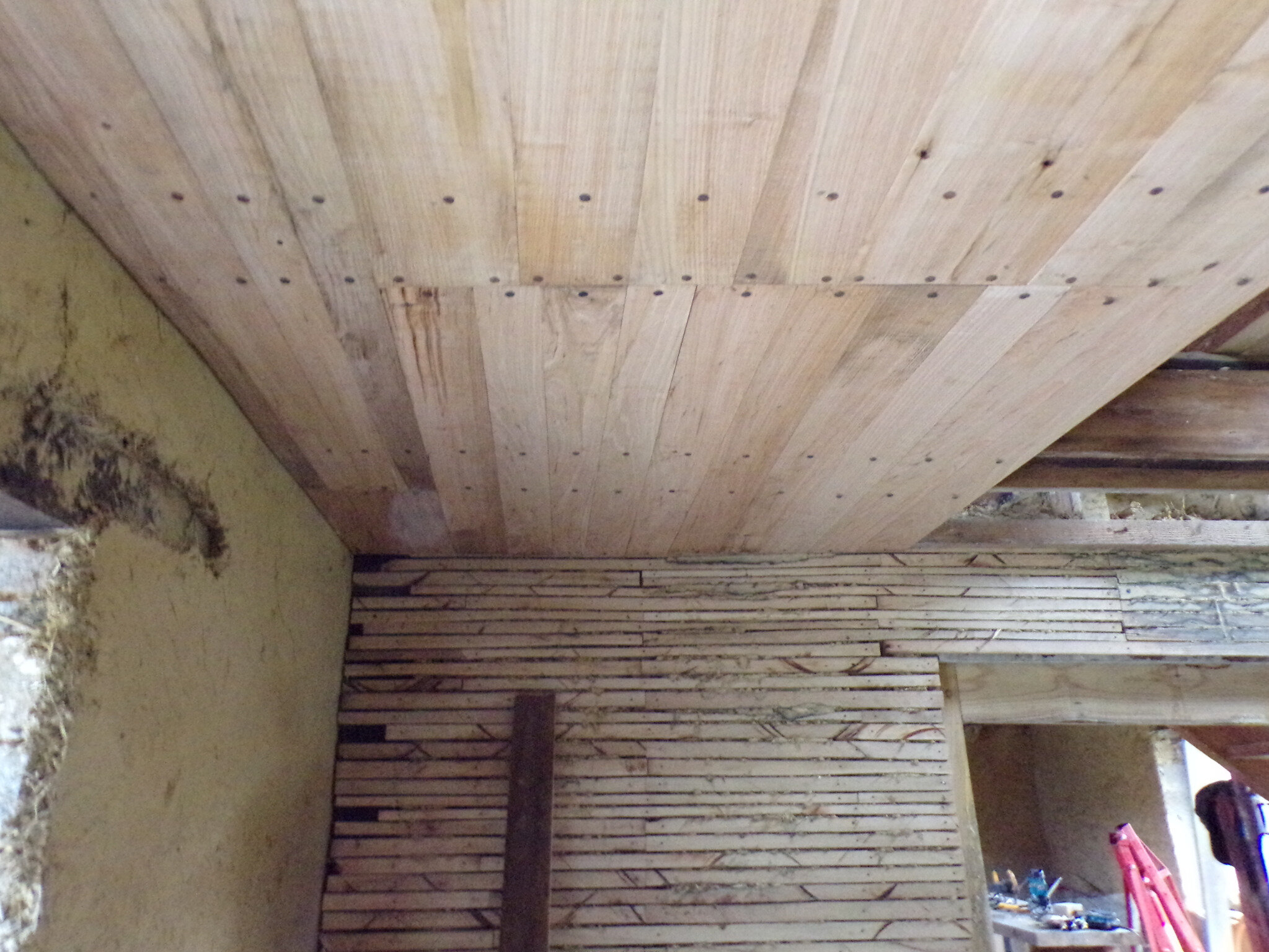 Pose d'un plafond en châtaignier. (suite) - TREVENALEUC, un manoir breton