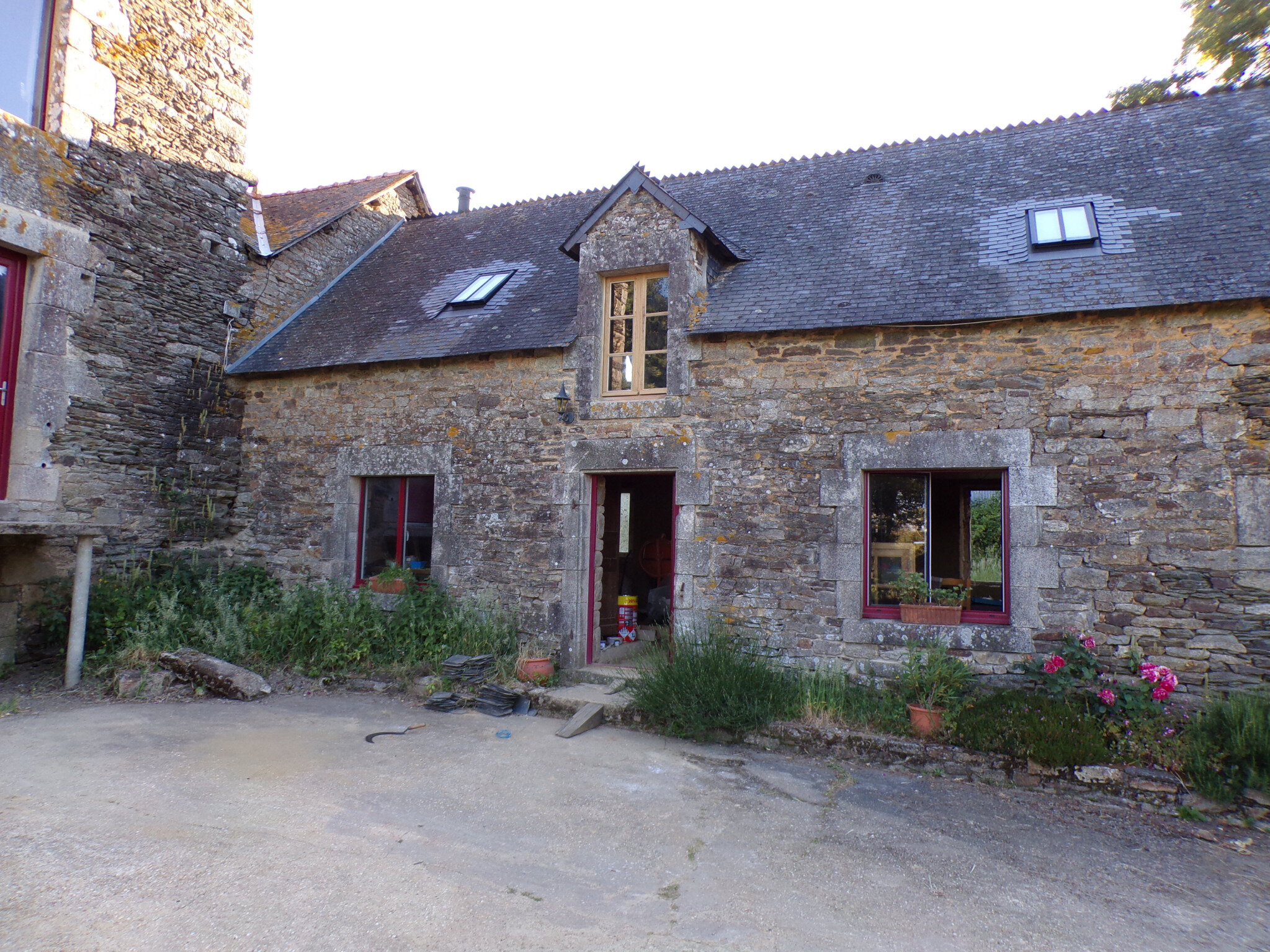 Pose d'une fenêtre. - TREVENALEUC, un manoir breton