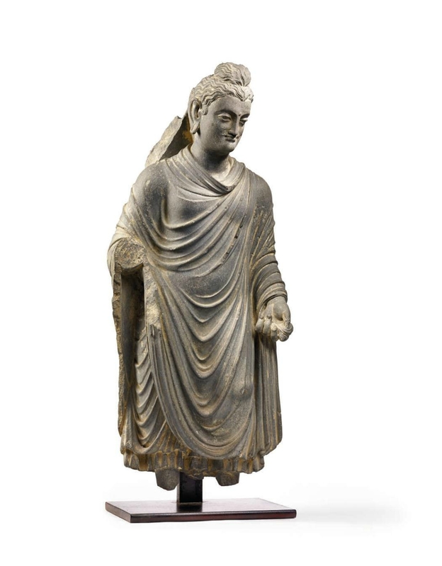 Rare statue de Bouddha Shakyamuni en schiste gris, Ancienne région du Gandhara, IIème-IIIème ...
