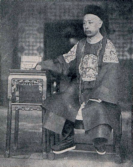 A set of three spinach-green jade seals, late Qing dynasty - Alain.R.Truong