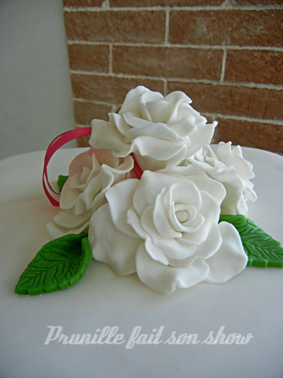 Gateau roses blanches en pâte à sucre. - Prunille fait son show...