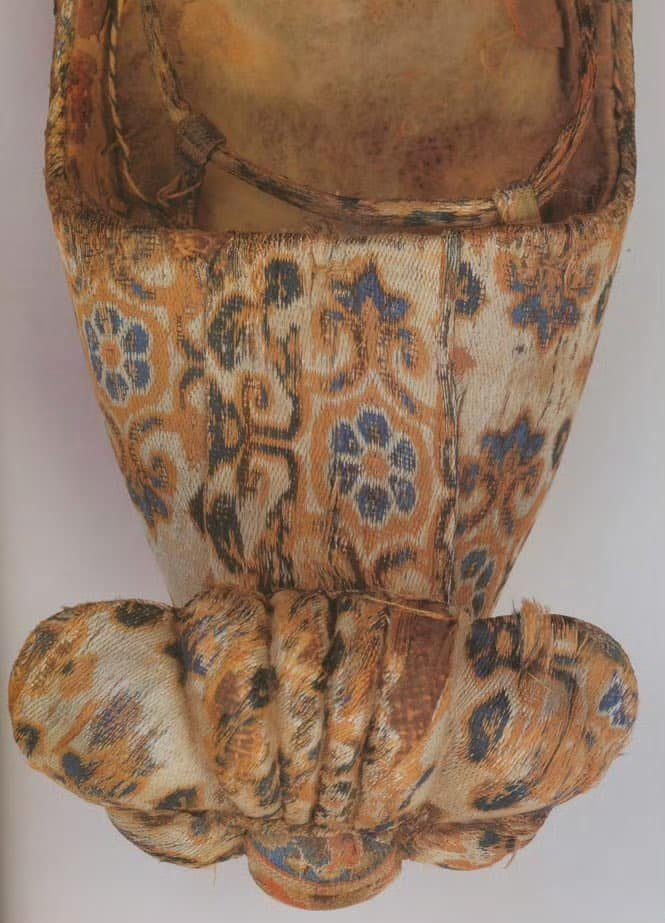 Shoes in brocade with a pattern of flowers, Tang dynasty - Alain.R.Truong