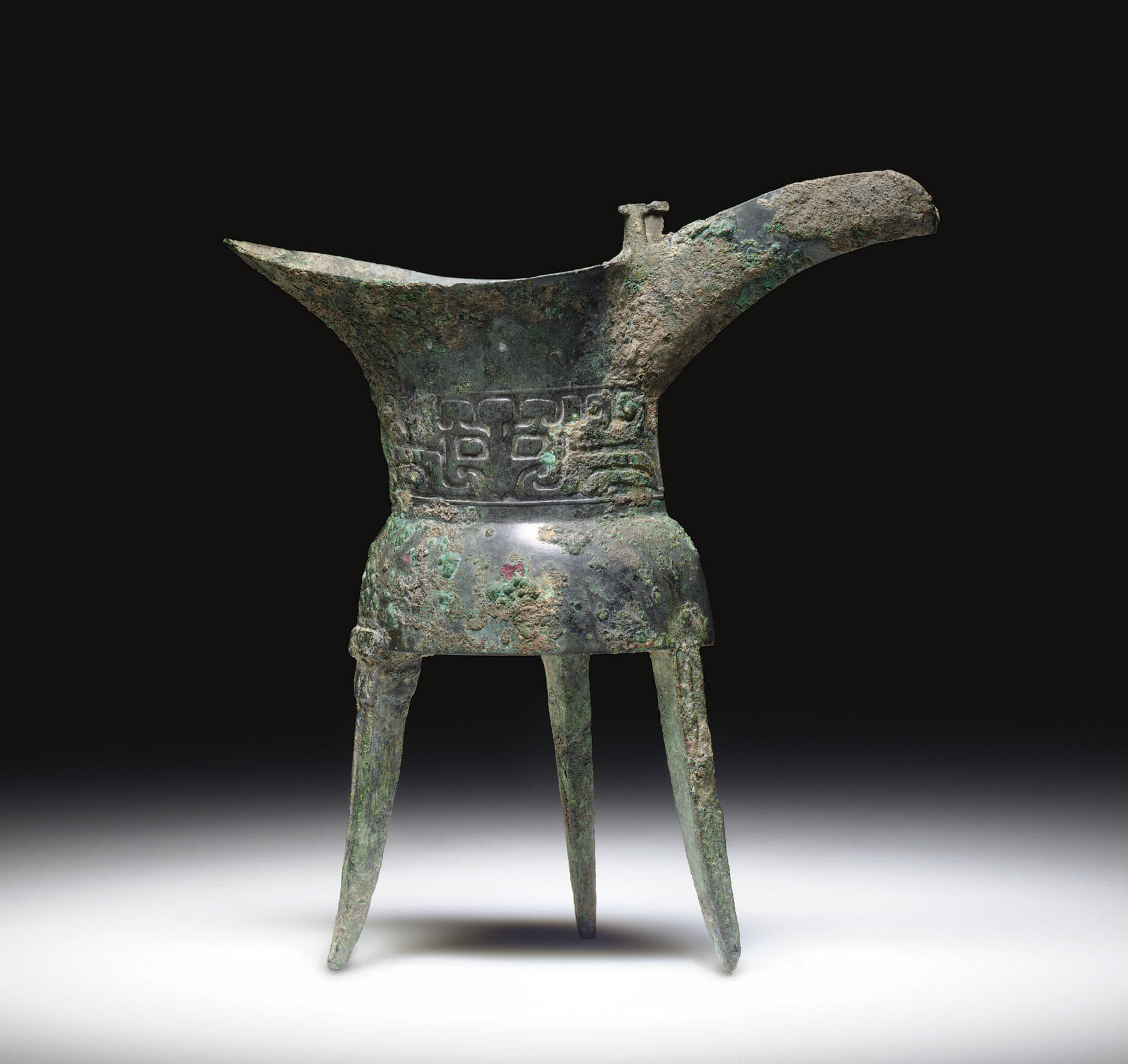 An early bronze tripod ritual wine vessel, jue, Early Shang dynasty ...