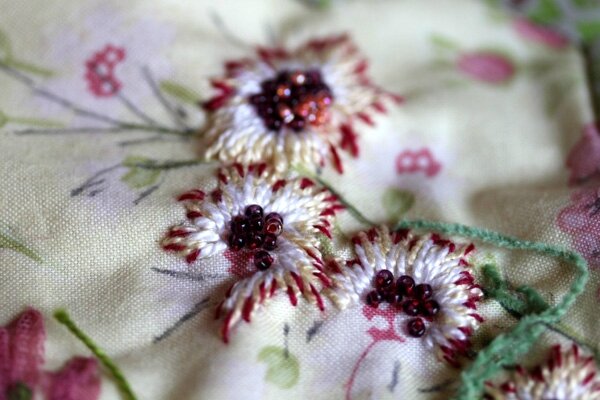elles ...ont brodé des fleurs.... - facilececile
