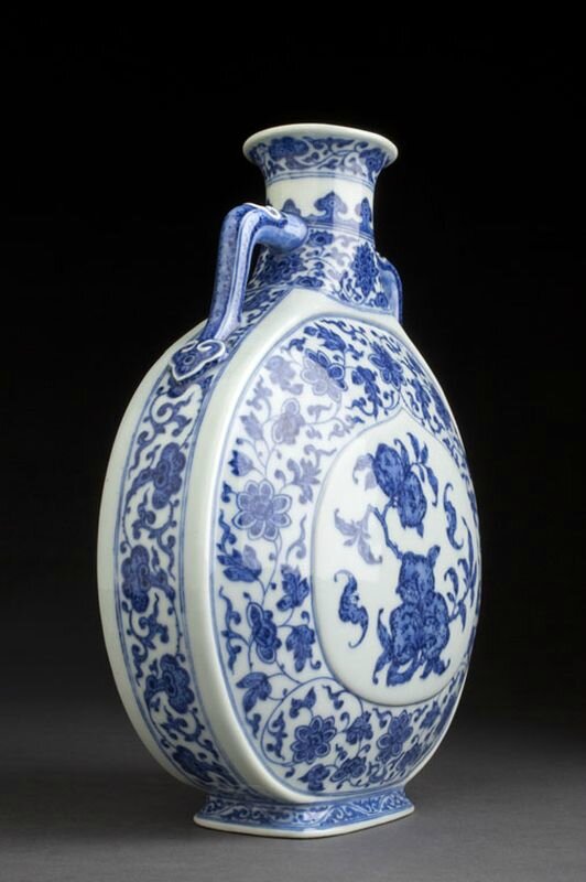 Rare flasque en porcelaine bleu et blanc en forme de lune, bianhu ...