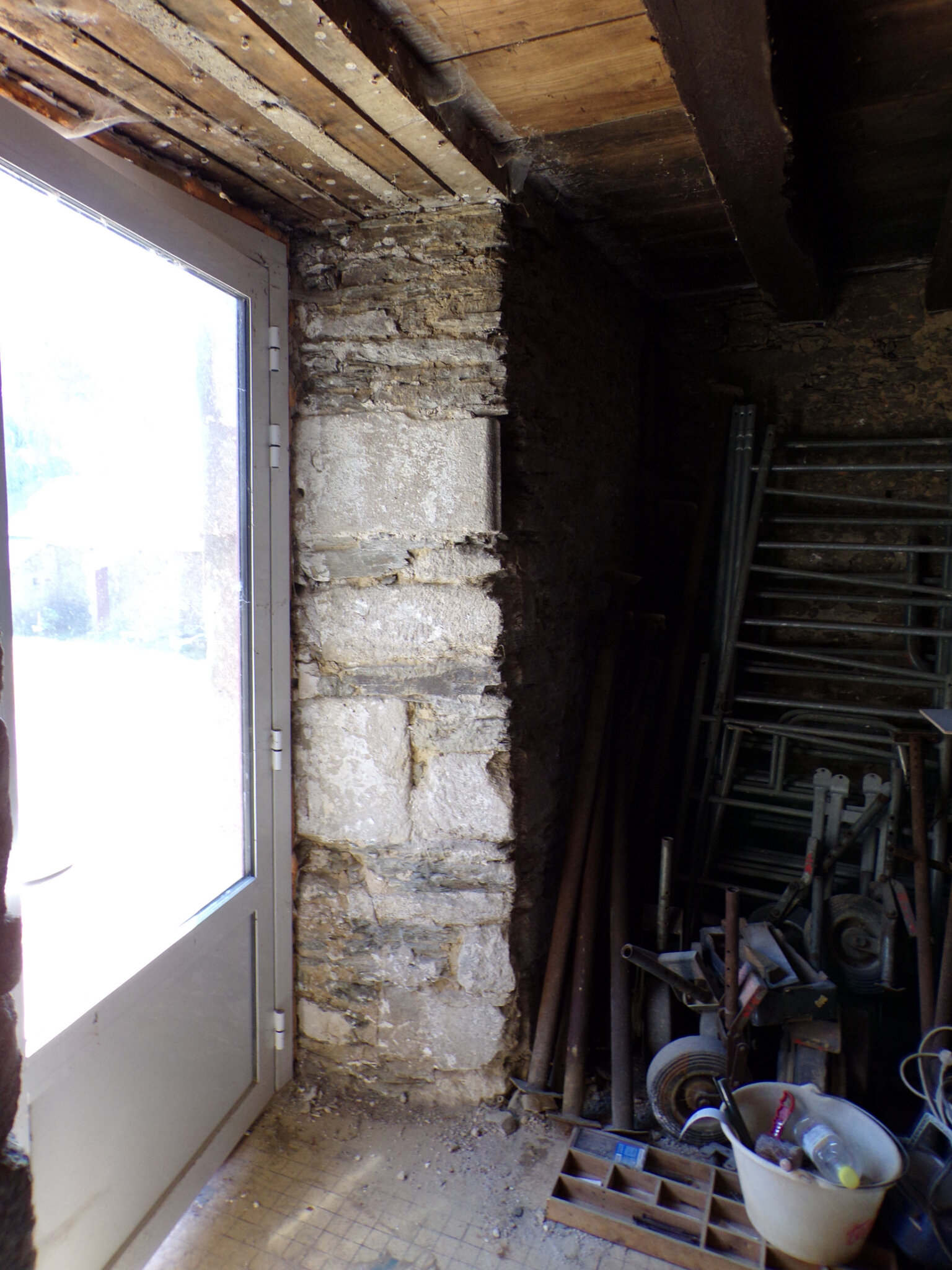 Une pierre de réemploi. - TREVENALEUC, un manoir breton