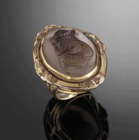 An engaging 14K gold cameo ring with a carved agate portrait of King ...