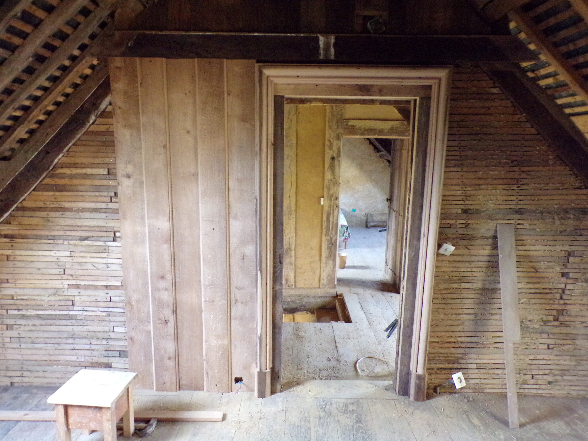 Pose d'un chambranle autour de la porte. - TREVENALEUC, un manoir breton