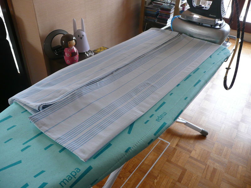 Le pliage et le repassage d'un drap housse "2 personnes" à la portée de ...