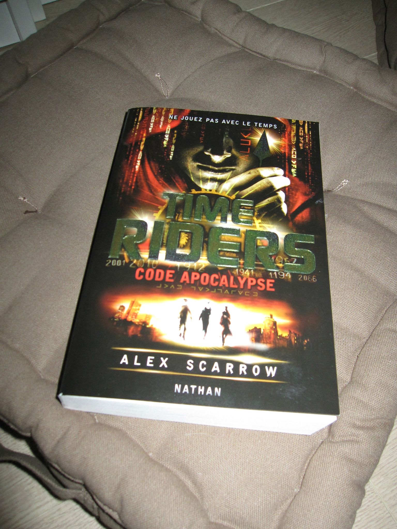 Time Riders tome 3 : code Apocalypse - Alex Scarrow - Les riches heures ...