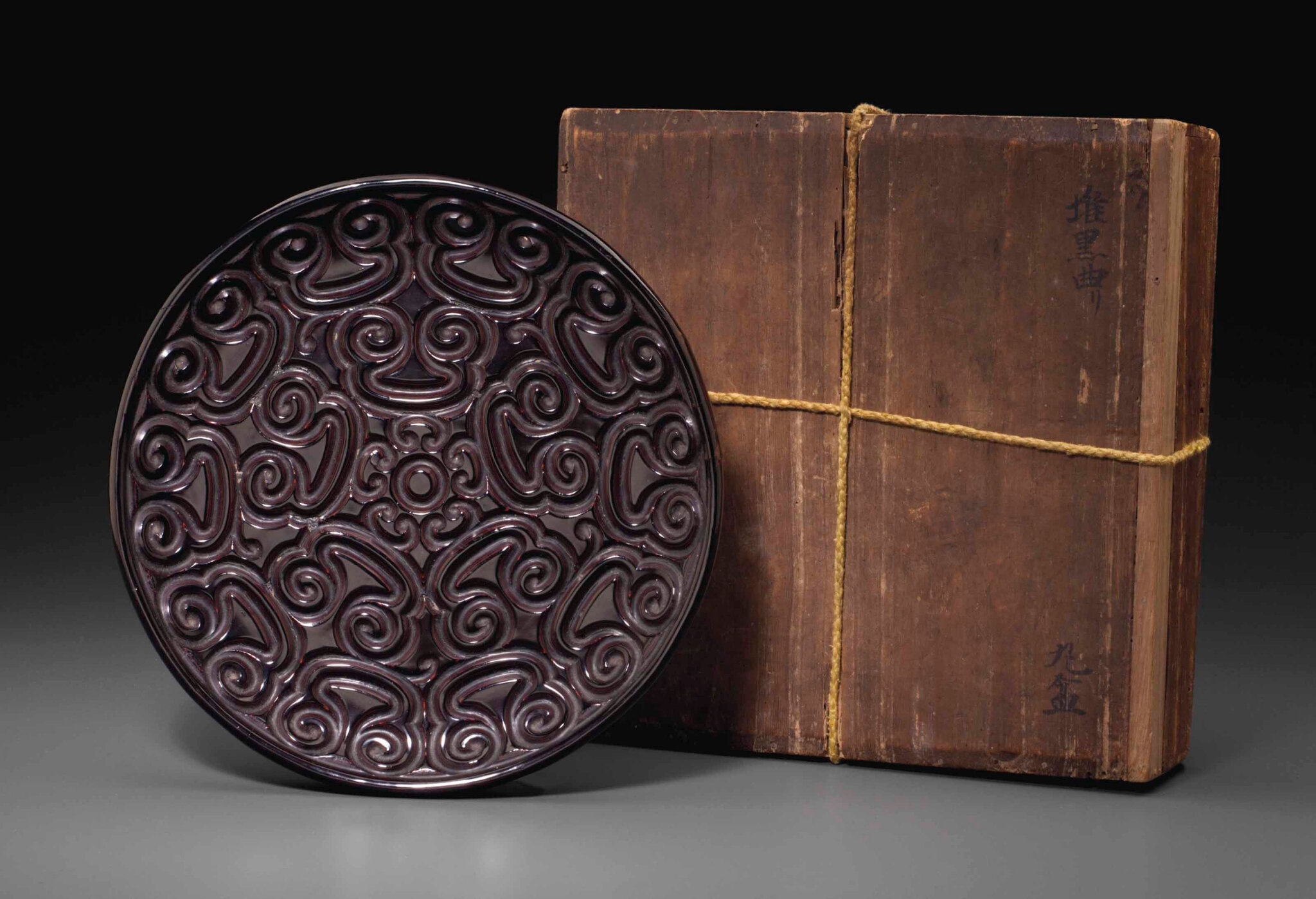 A tixi black lacquer dish, Ming dynasty, 15th-16th century - Alain.R.Truong