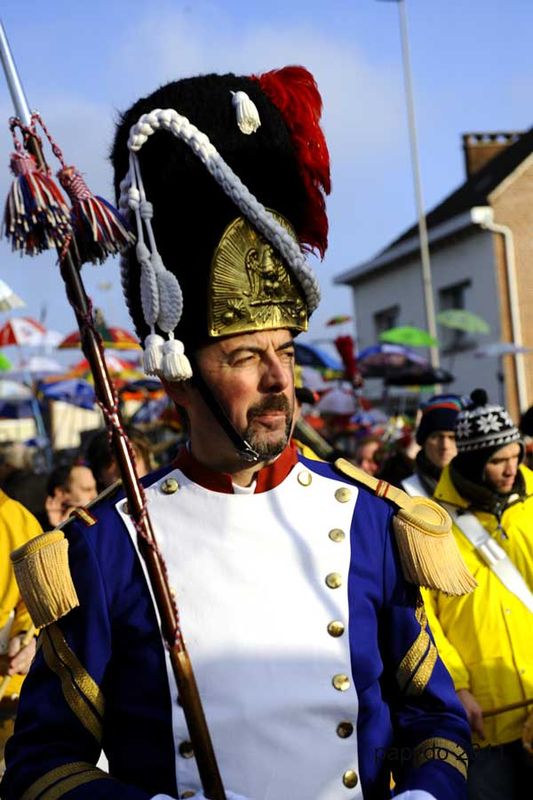 LE TAMBOUR MAJOR "SNUSTRE VIII" MENE LA BANDE DE GHYVELDE - PAPYDO ...