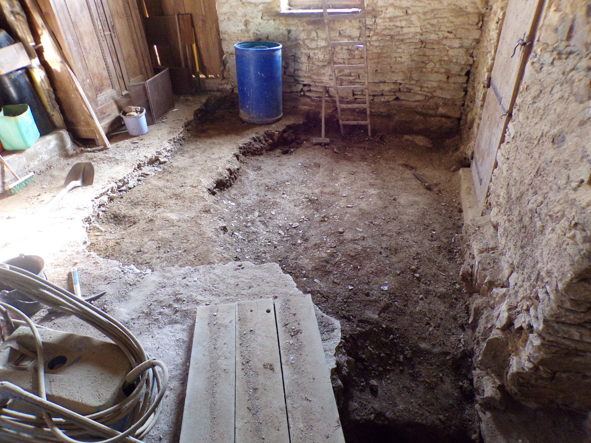 Décaissement du sol de la future buanderie. - TREVENALEUC, un manoir breton