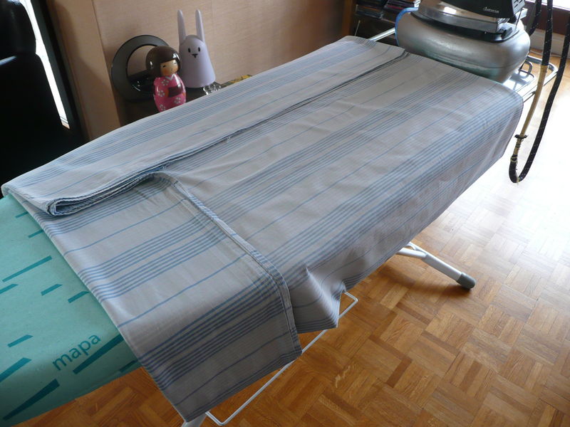 Le pliage et le repassage d'un drap housse "2 personnes" à la portée de ...