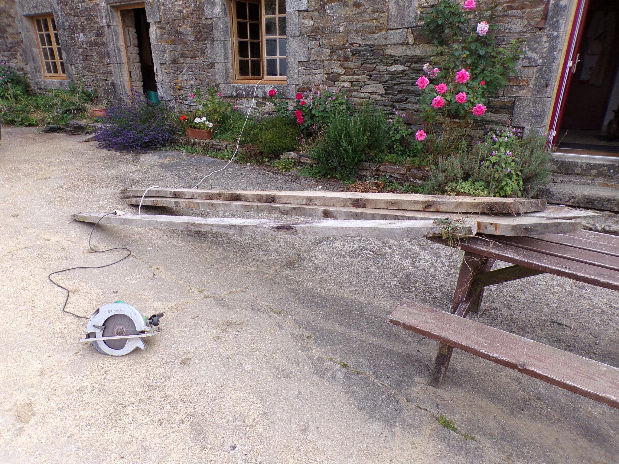 Habillage de la cloison. - TREVENALEUC, un manoir breton