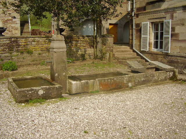 Fontaine à Fougerolles en Haute-Saône - Les fontaines et les lavoirs