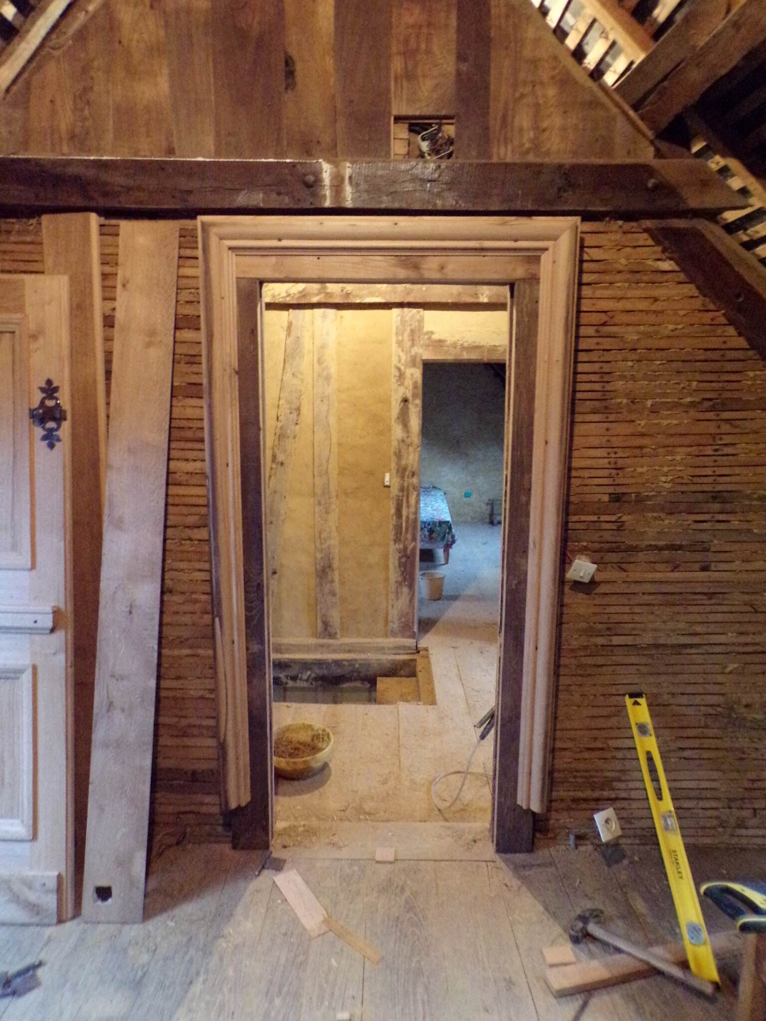 Pose d'un chambranle autour de la porte. - TREVENALEUC, un manoir breton