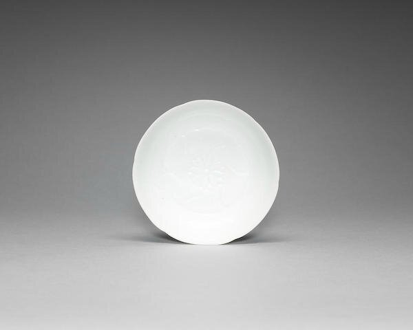 A small white-glazed 'mallow flower' dish, Kangxi - Alain.R.Truong